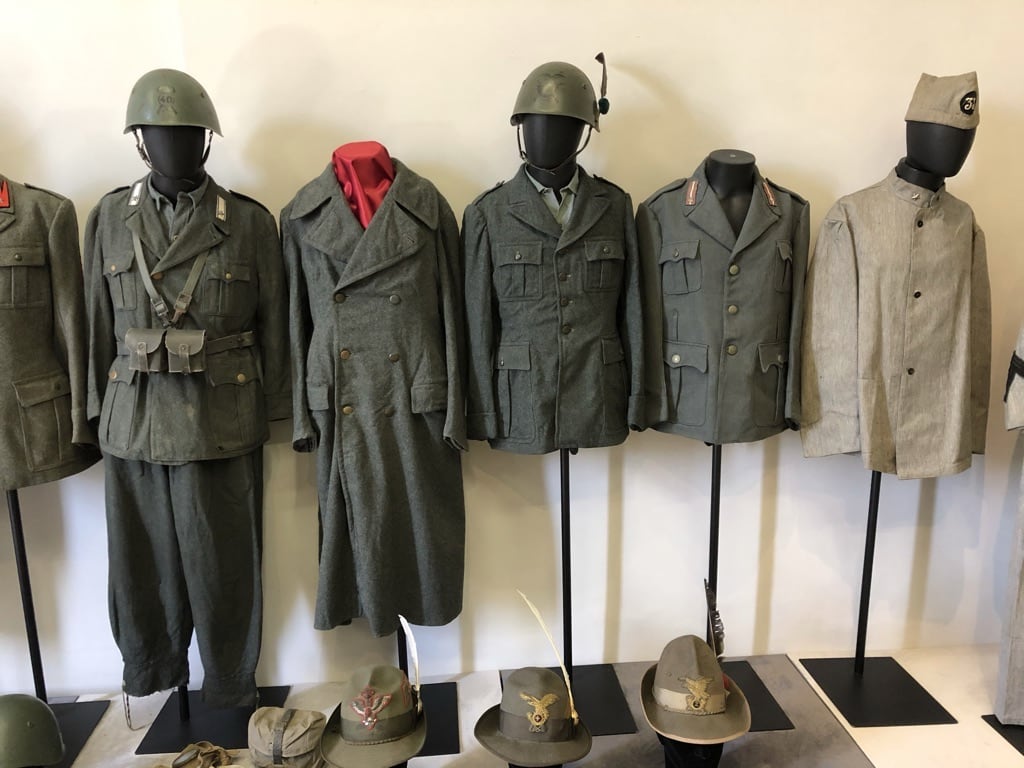 Uniformi modello 1940 in panno da combattimento g/v indossate da ...